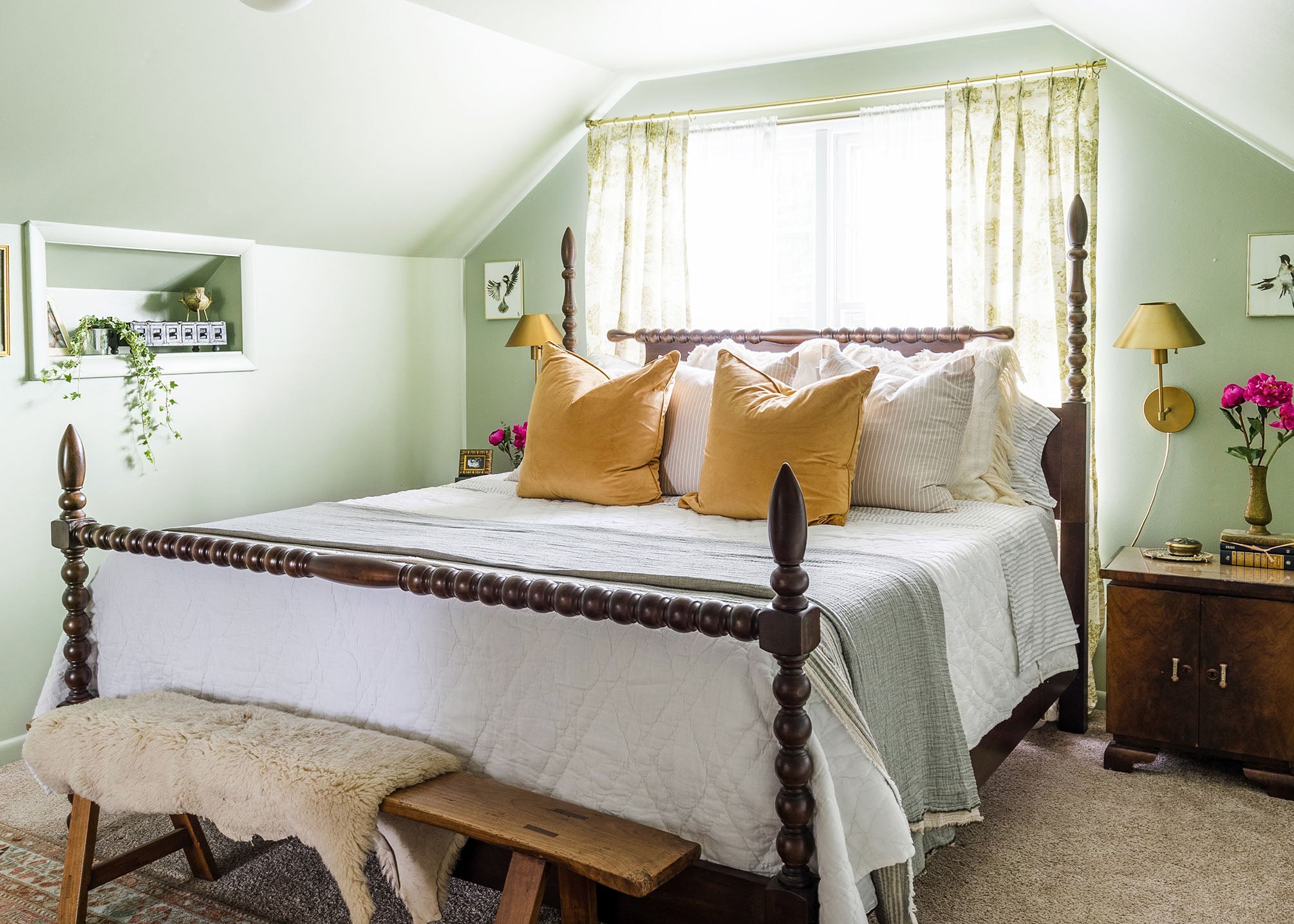 Peek Inside this Perfectly Cozy Cottagecore Bedroom – Clare